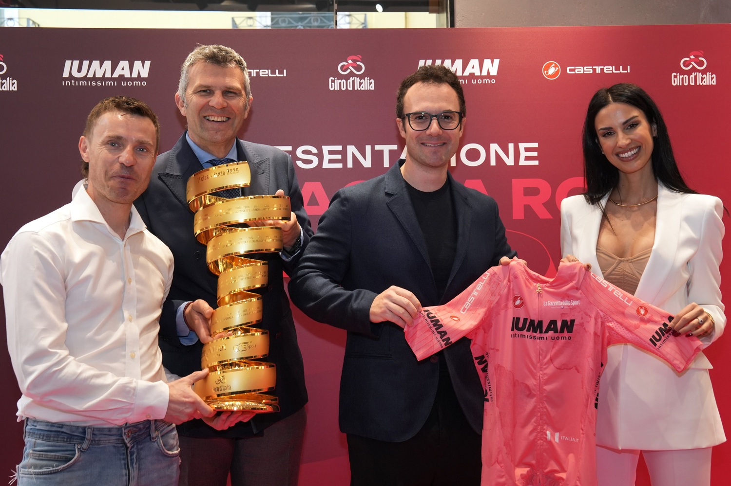 Giro d'Italia 2025, ecco la nuova Maglia Rosa con una veste rinnovata ...